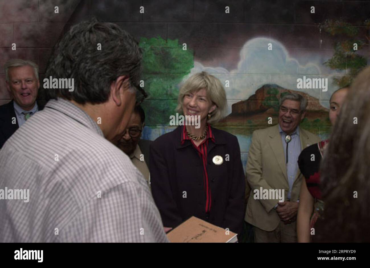 La secrétaire Gale Norton, au centre, et la secrétaire adjointe aux ...