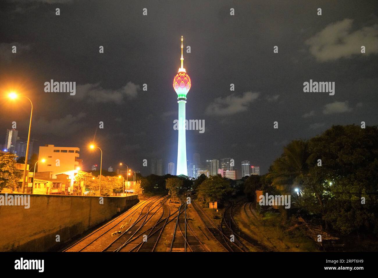 200412 -- COLOMBO, le 12 avril 2020 -- la tour emblématique du Lotus du ...