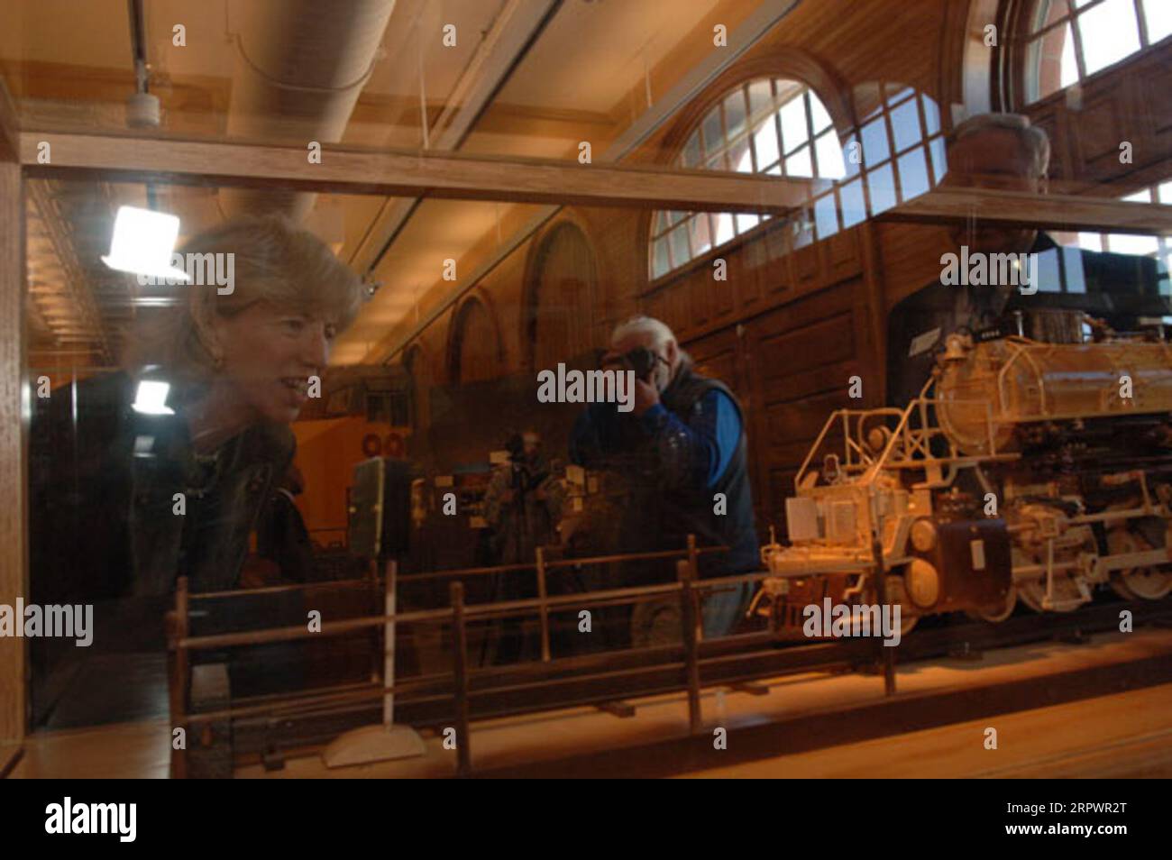 Le secrétaire Gale Norton, à gauche, accompagné du président-directeur ...