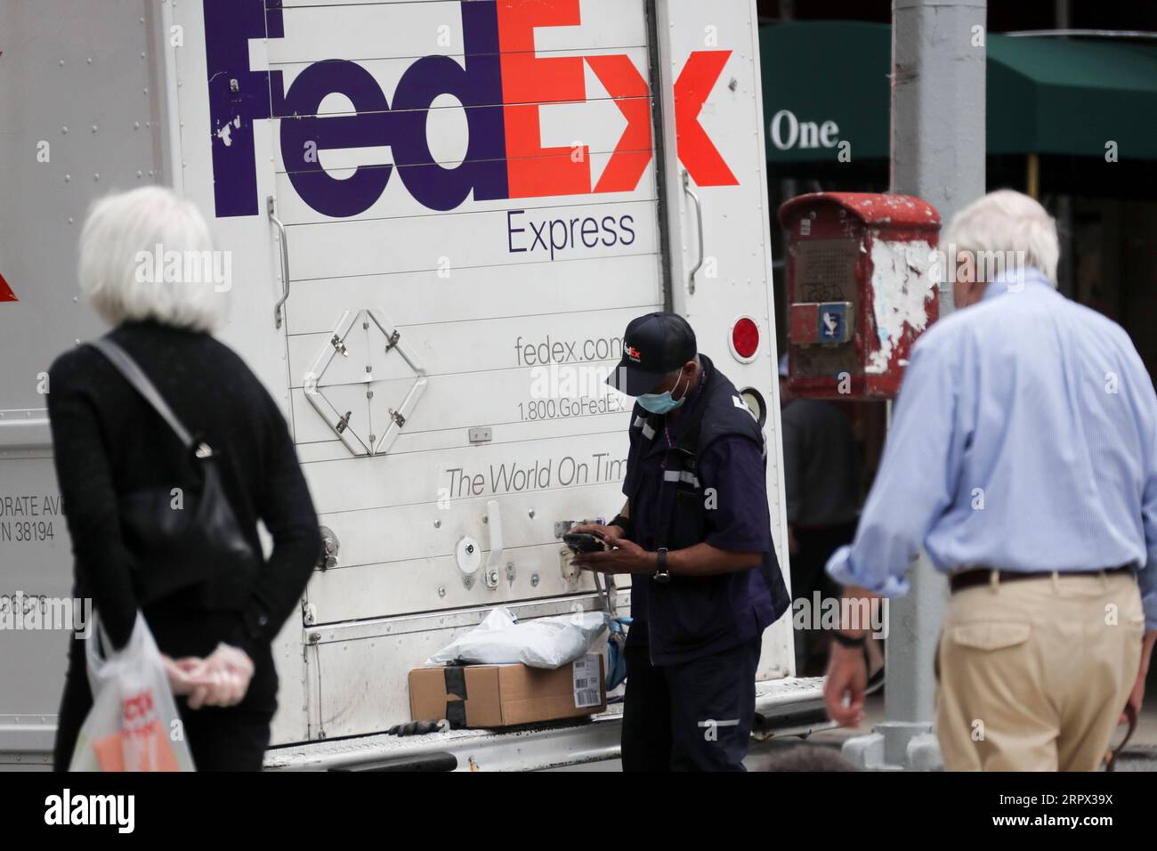 200505 -- NEW YORK, le 5 mai 2020 -- Un membre du personnel de FedEx ...