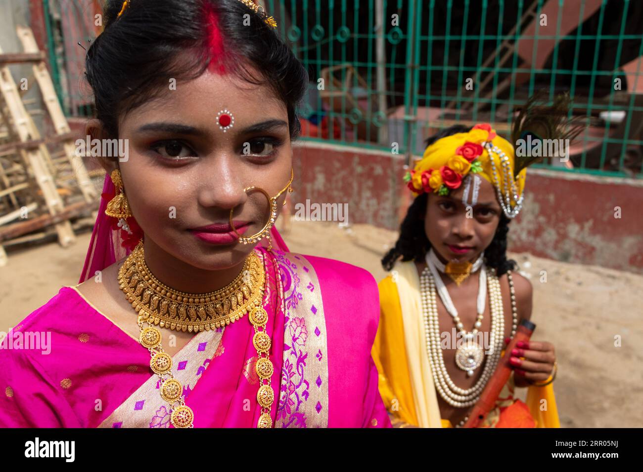 Narayanganj, Dhaka, Bangladesh. 6 septembre 2023. Des enfants vêtus de costumes de la divinité ...