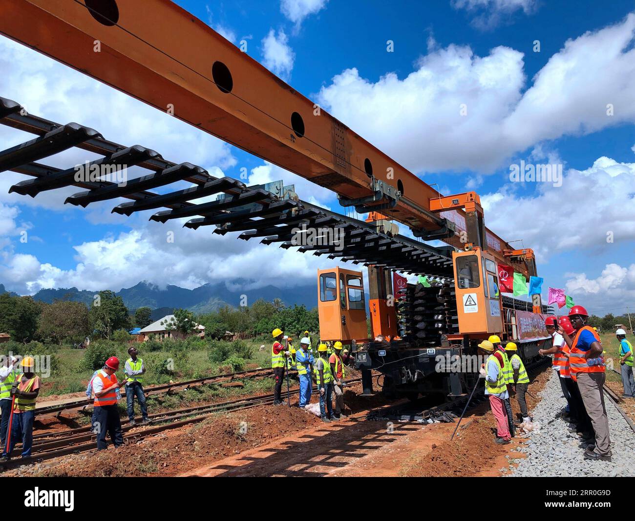 200814 -- DAR ES SALAAM, 14 août 2020 Xinhua -- des membres du personnel travaillent sur un site ...