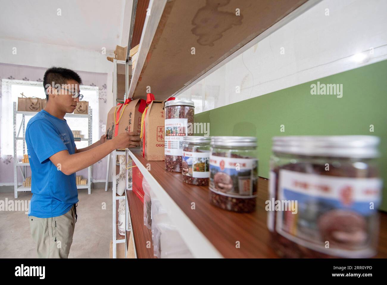 200830 -- PINGSHUN, 30 août 2020 -- Wang Yapeng expose des produits agricoles à la coopérative ...