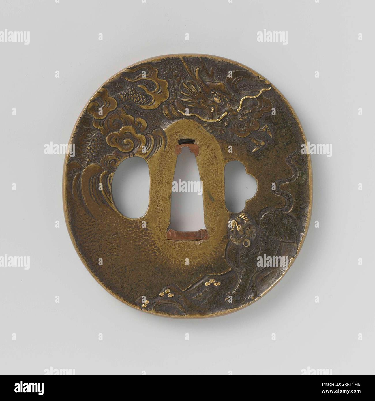 Un rond ovale Iron Tsuba, un garde-épée et une partie d'un montage d ...