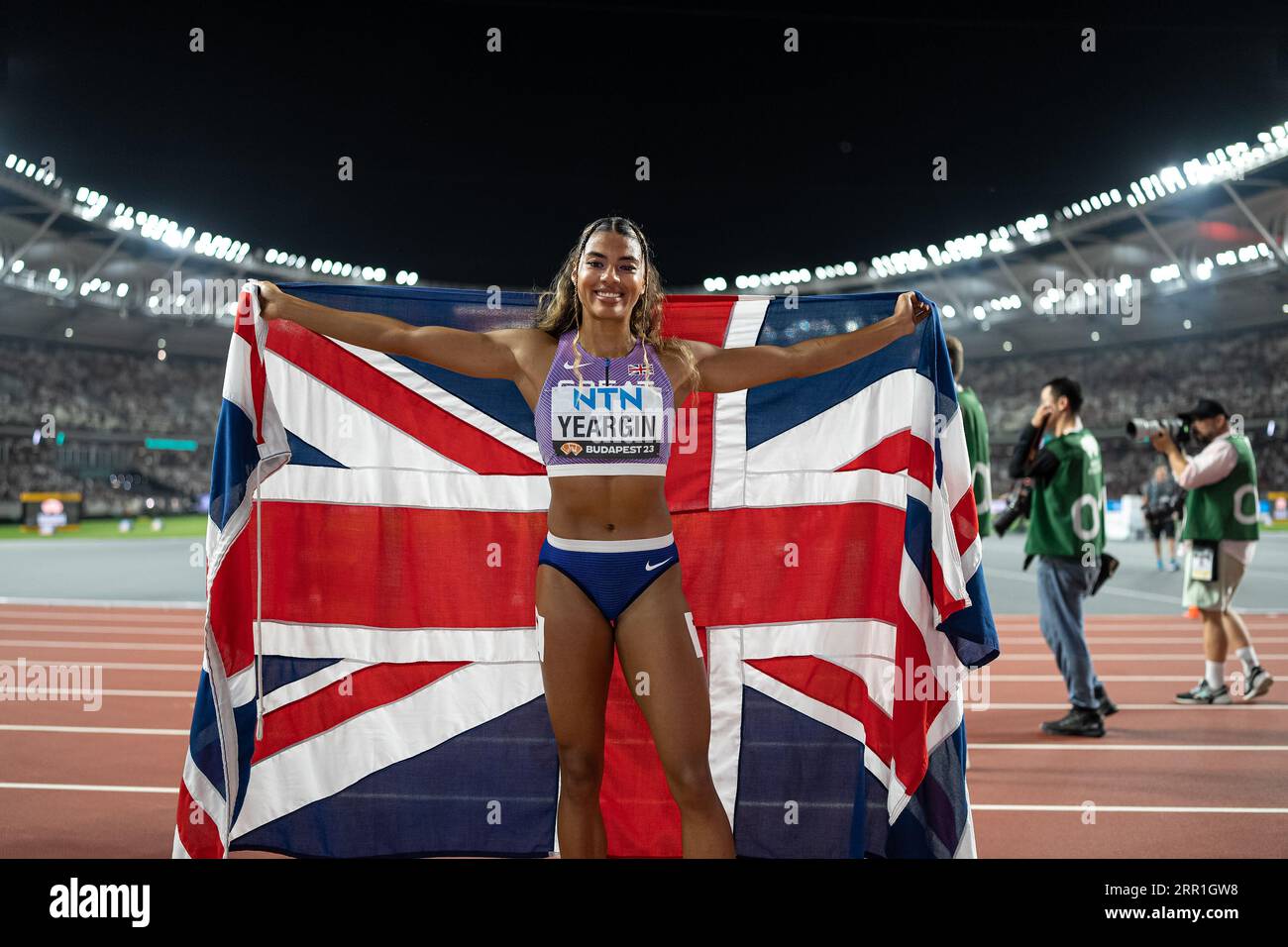 Nicole Yeargin célèbre sa médaille avec le drapeau de son pays dans le ...