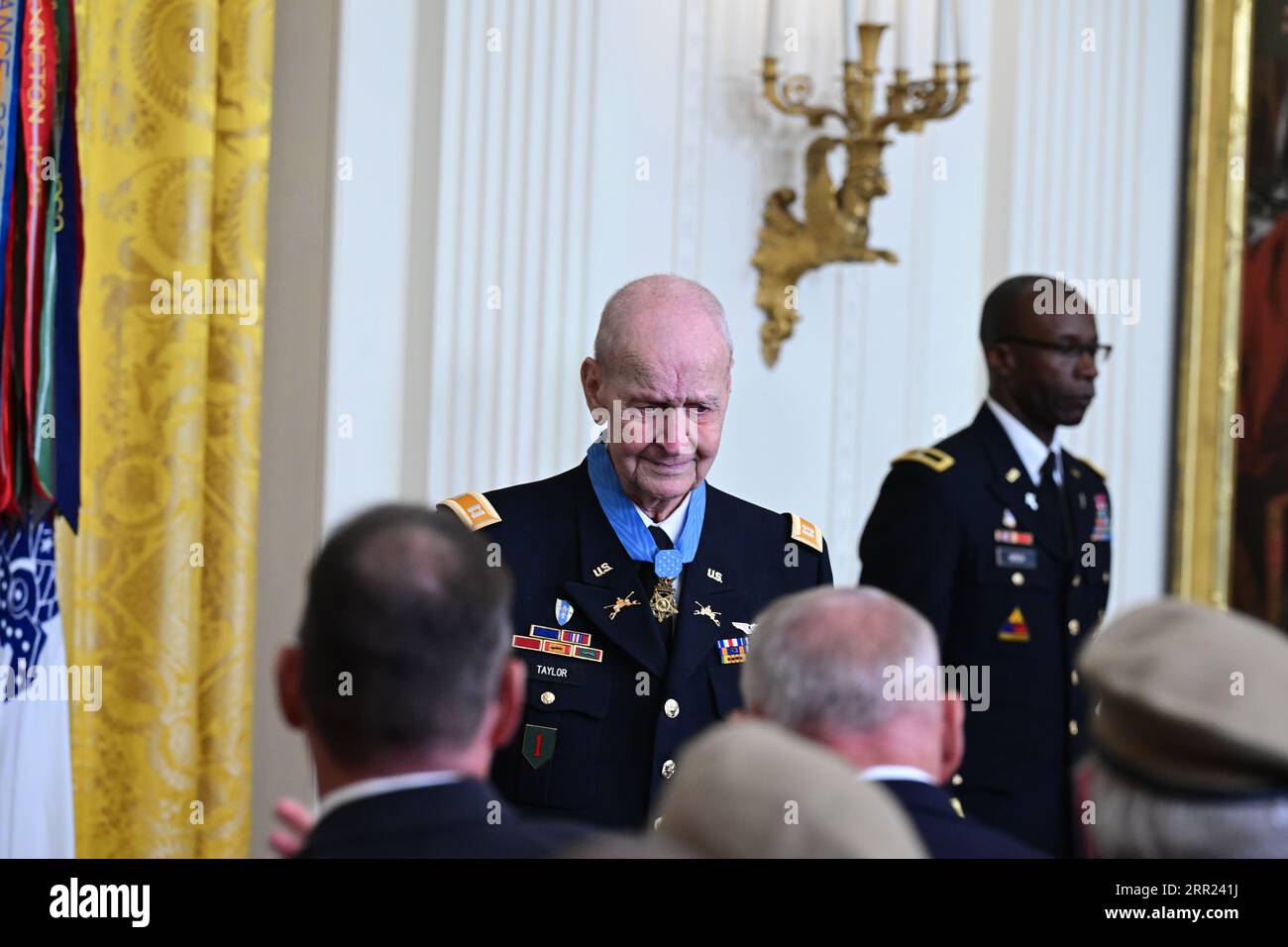 Capitaine Larry L. Taylor, de l'armée des États-Unis, après avoir reçu ...