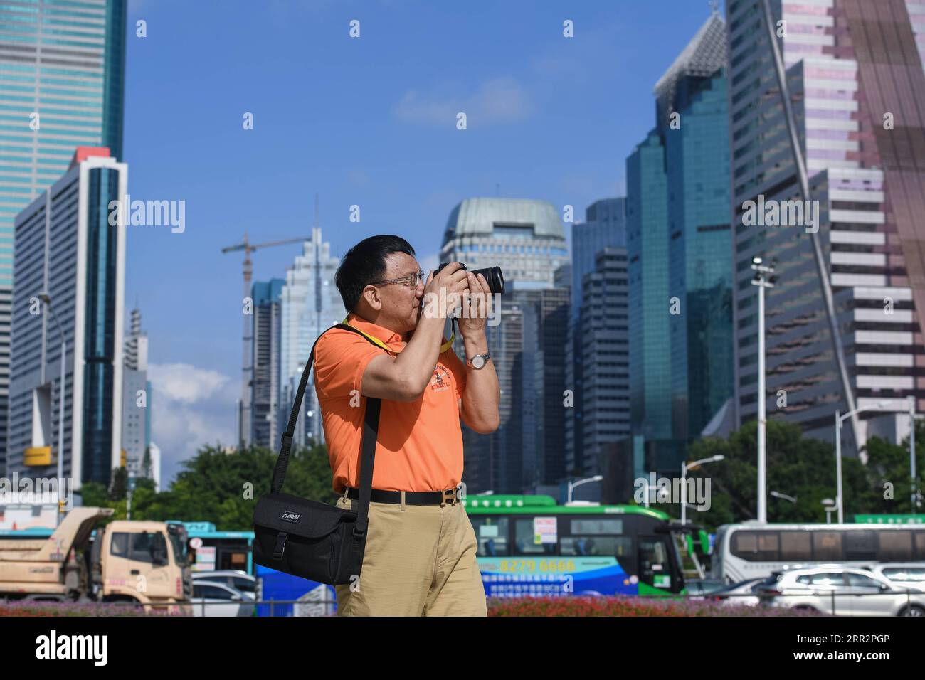 201015 -- SHENZHEN, le 15 octobre 2020 -- Yang Hongxiang prend des photos de rue à Shenzhen ...