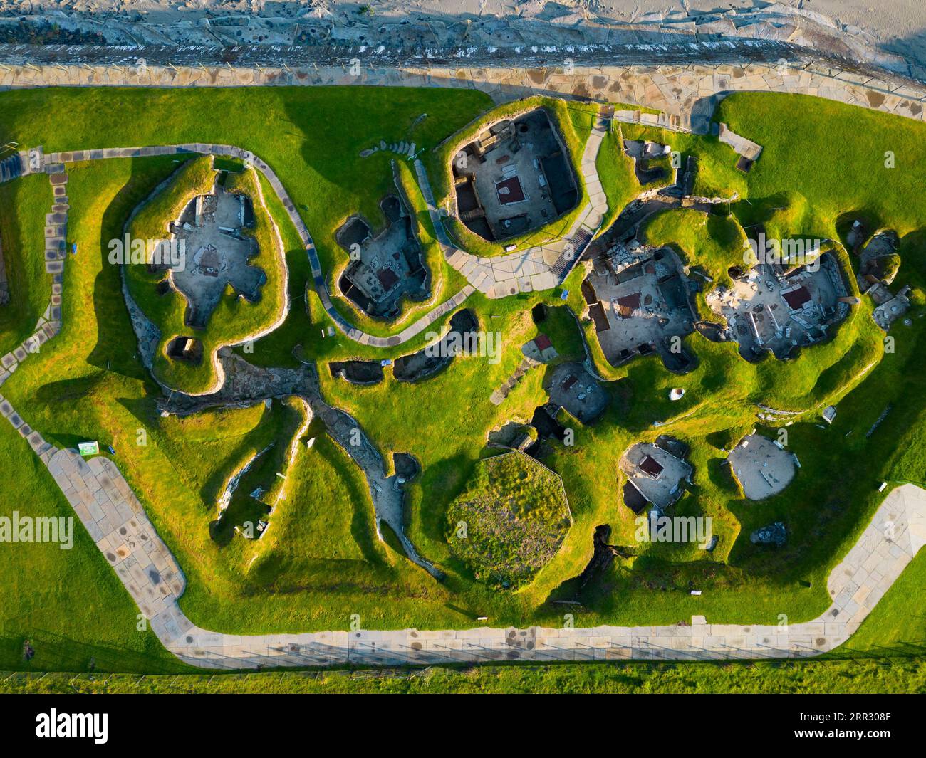 Vue aérienne du village néolithique construit en pierre de Skara Brae ...