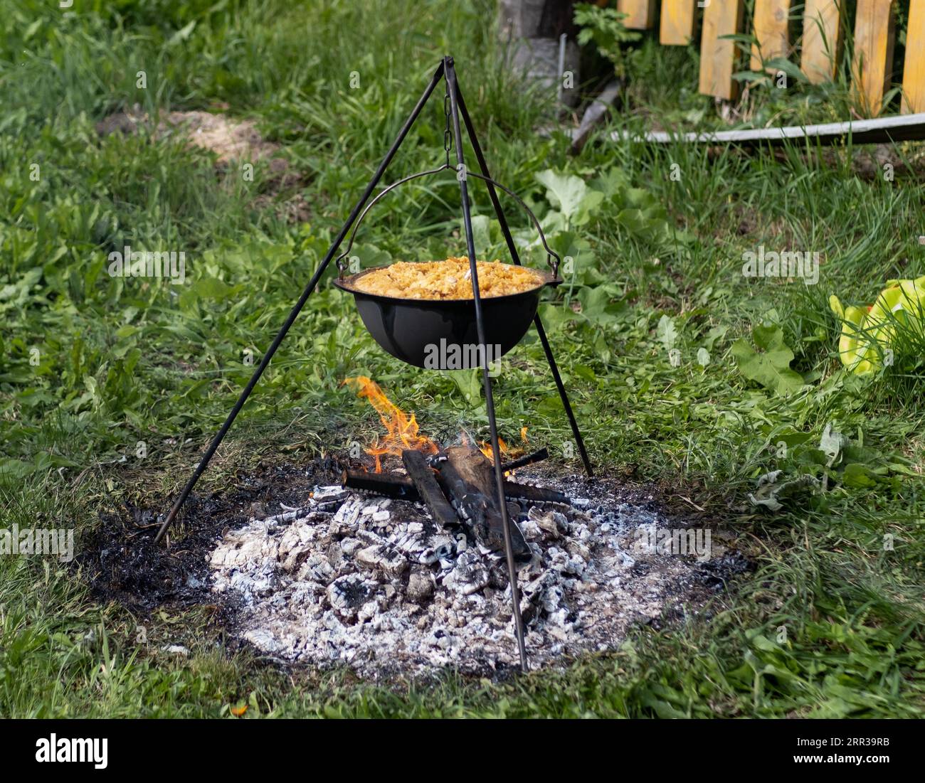 Chaudron sur feu ouvert Banque de photographies et d’images à haute ...