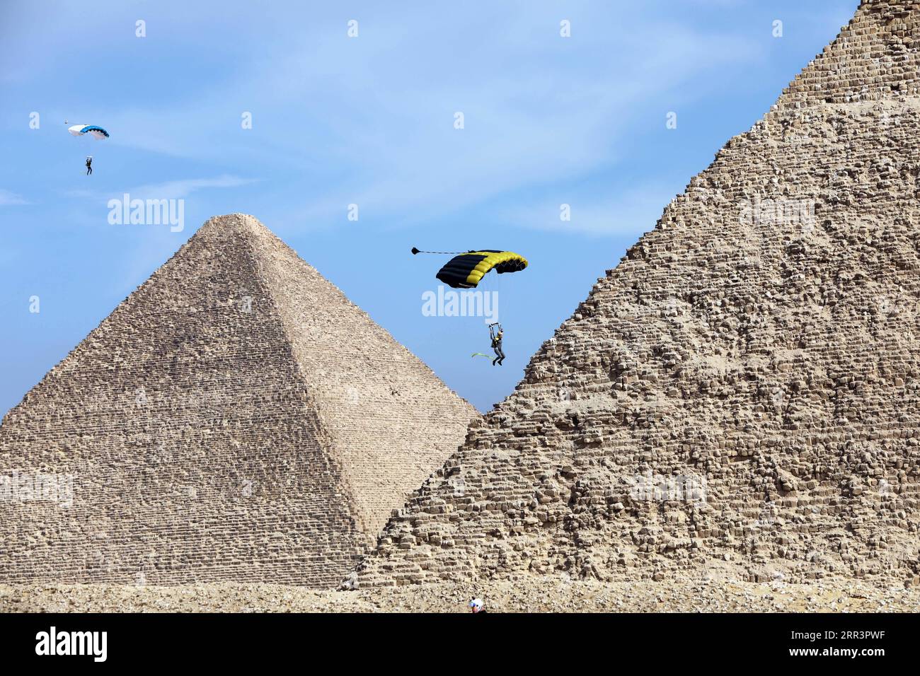 Parachutes dans les airs Banque de photographies et d’images à haute ...