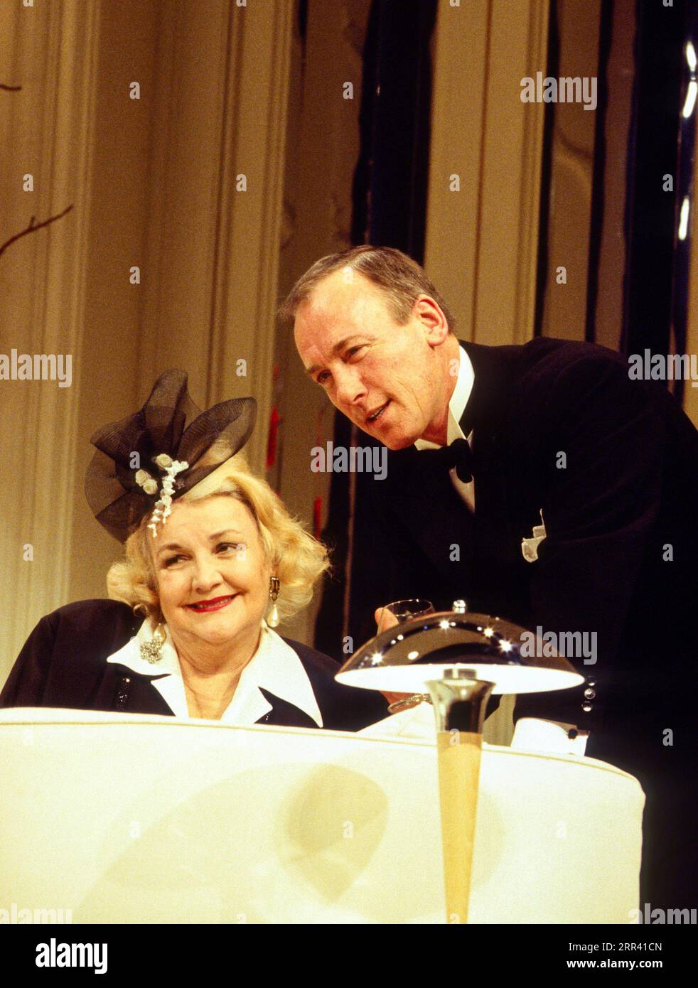 Jean Boht (Miss Mockridge), Christopher Timothy (Charles Stanton) dans ...