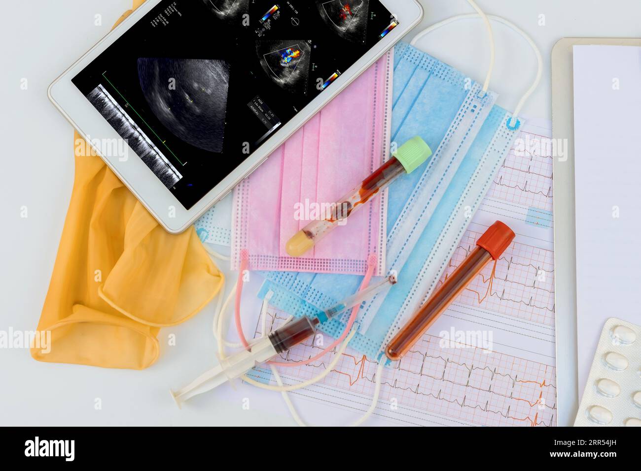 En utilisant le médecin de tablette numérique surveille l'échographie ...