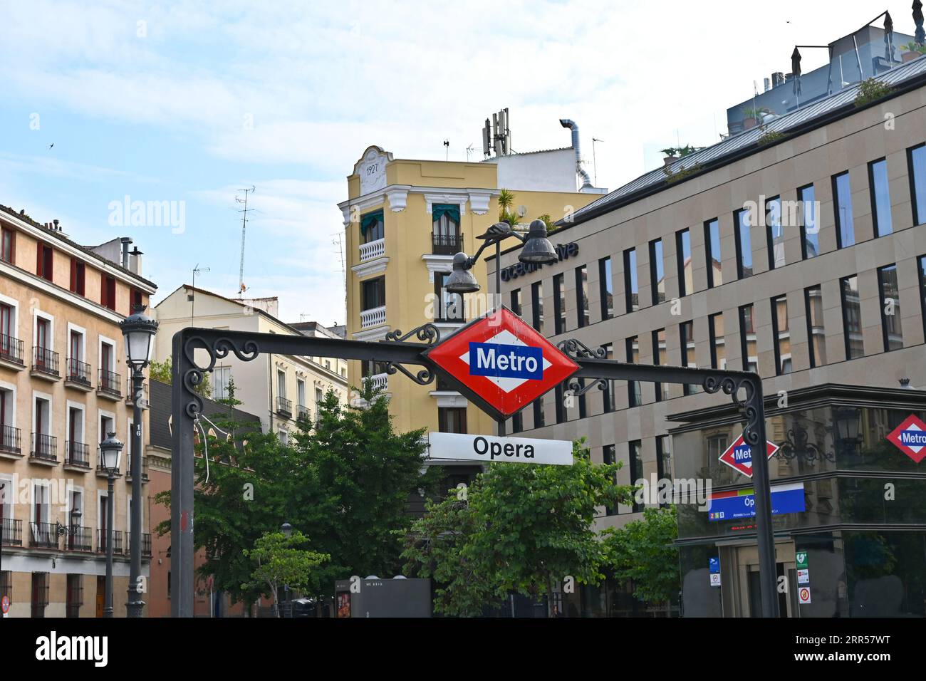 Panneau au-dessus de l’entrée de la station de métro Opéra à Madrid ...