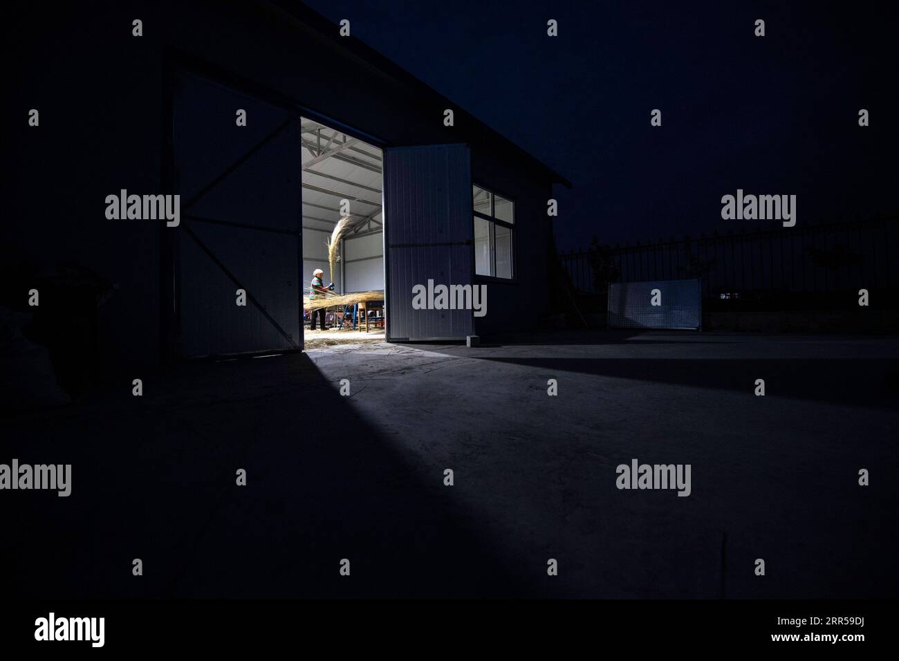 201228 -- YINCHUAN, 28 décembre 2020 -- Li Yaomei fabrique des balais après avoir travaillé à l ...