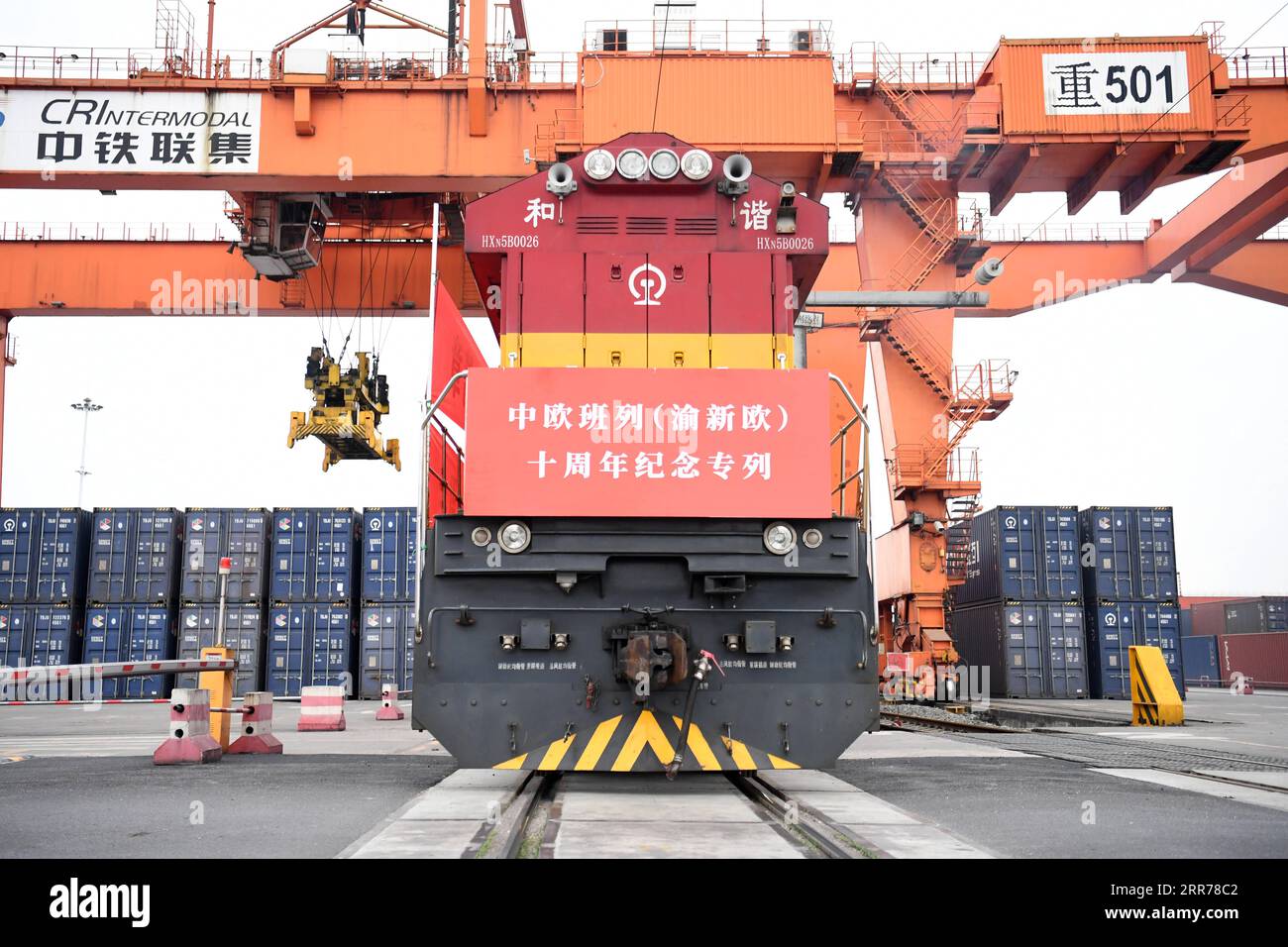 210319 -- CHONGQING, le 19 mars 2021 -- Un train de marchandises Yuxin ...
