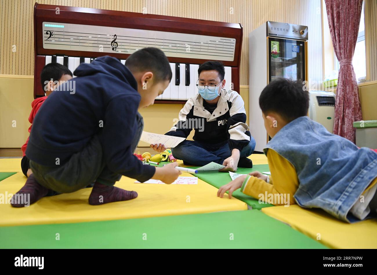210401 -- TIANJIN, le 1 avril 2021 -- Zhou Pengcheng interagit avec des ...