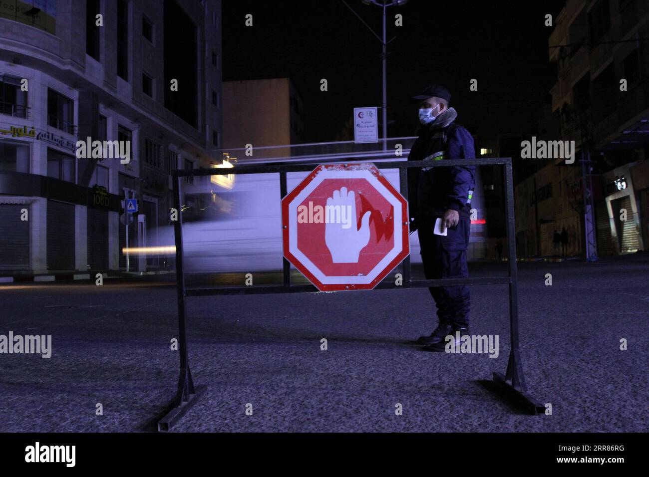 210421 -- GAZA, le 21 avril 2021 -- Un policier est de service dans une ...