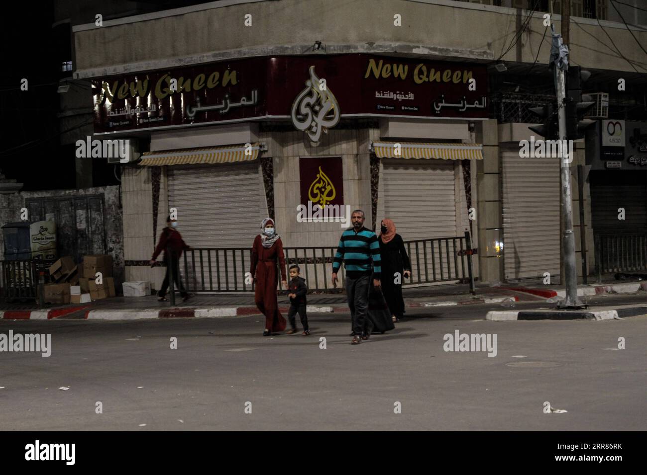 210421 -- GAZA, le 21 avril 2021 -- des Palestiniens marchent dans une ...