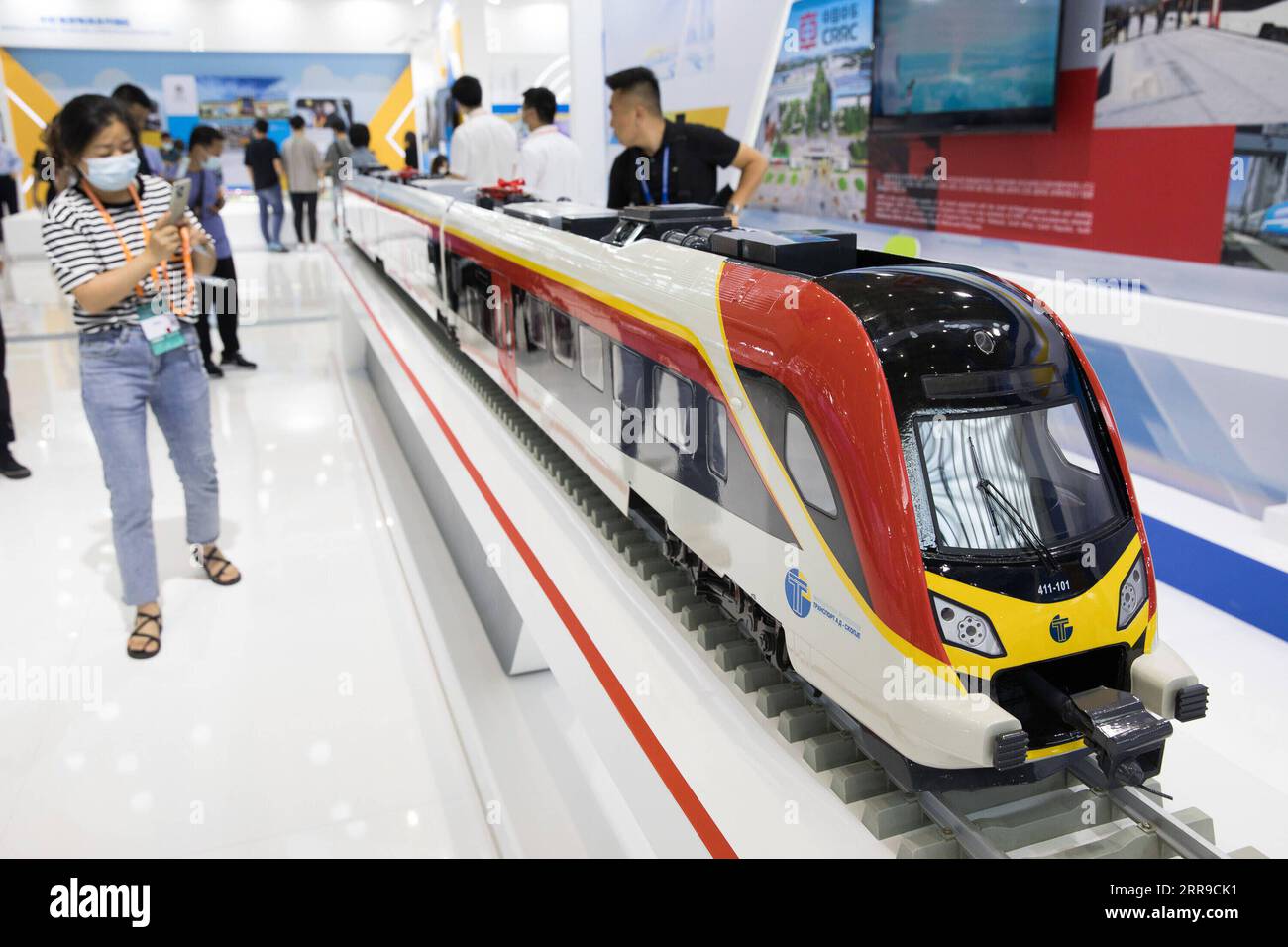 210609 -- NINGBO, le 9 juin 2021 -- Un visiteur prend des photos d'un ...