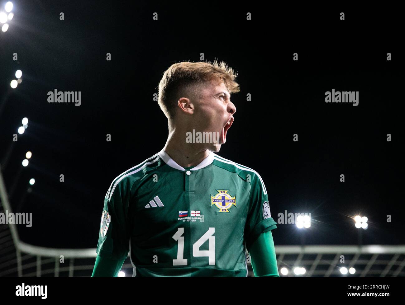 Isaac Price, d'Irlande du Nord, célèbre avoir marqué le premier but de ...