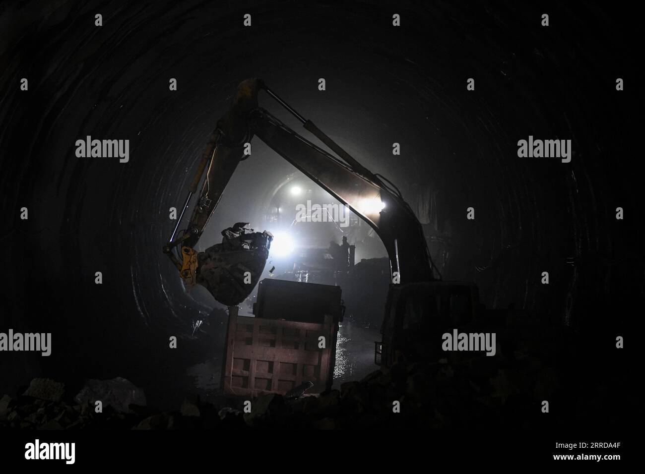 211213 -- NANNING, le 13 décembre 2021 -- une excavatrice est vue travaillant sur le chantier de ...