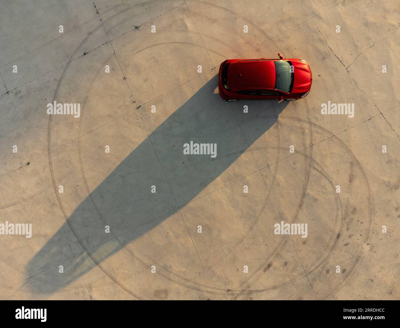 Izmir, Turquie - 2 août 2023 : vue drone d'une Renault Clio 5 rouge sur ...