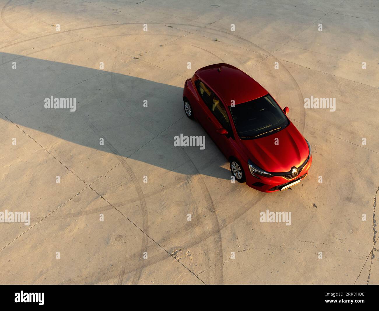 Izmir, Turquie - 2 août 2023 : vue drone d'une Renault Clio 5 rouge sur ...