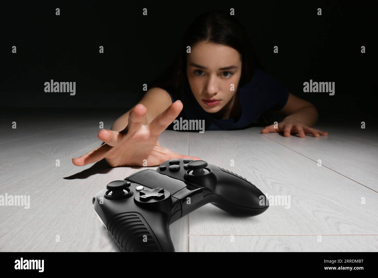 Femme tendant la main Banque de photographies et d’images à haute ...