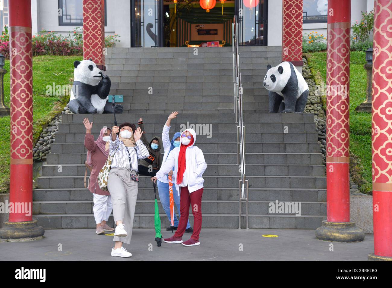 220121 -- BOGOR, 21 janvier 2022 -- les visiteurs prennent des selfies ...