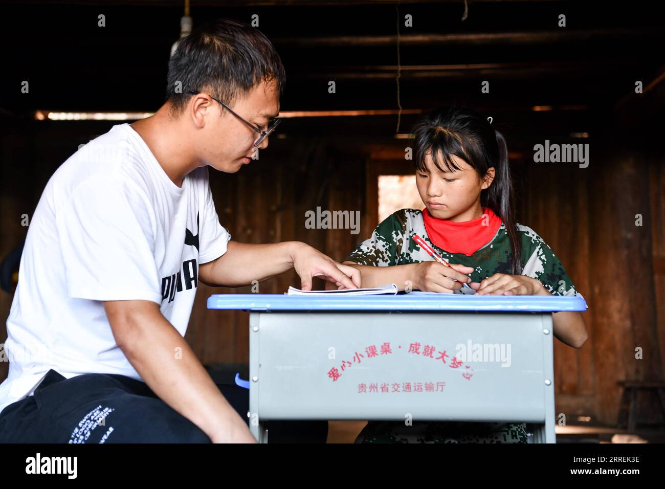 220305 -- GUIYANG, le 5 mars 2022 -- long Bin L de l'école primaire de Dadai aide Pan Xuefei à ...