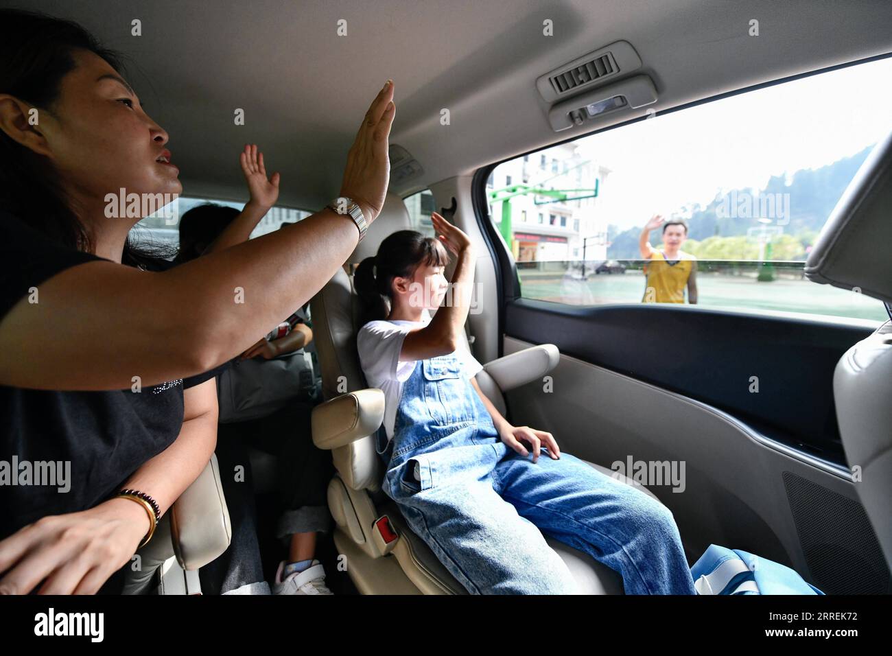 220305 -- GUIYANG, le 5 mars 2022 -- Pan Xuefei fait ses adieux à une enseignante de l'école ...