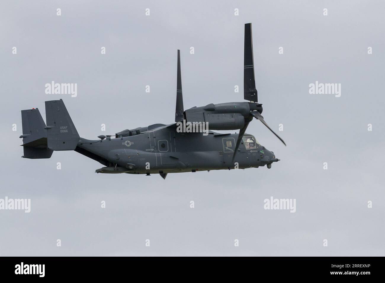 Un Boeing Bell V22 Osprey de l'USAF volant devant la tour de contrôle ...