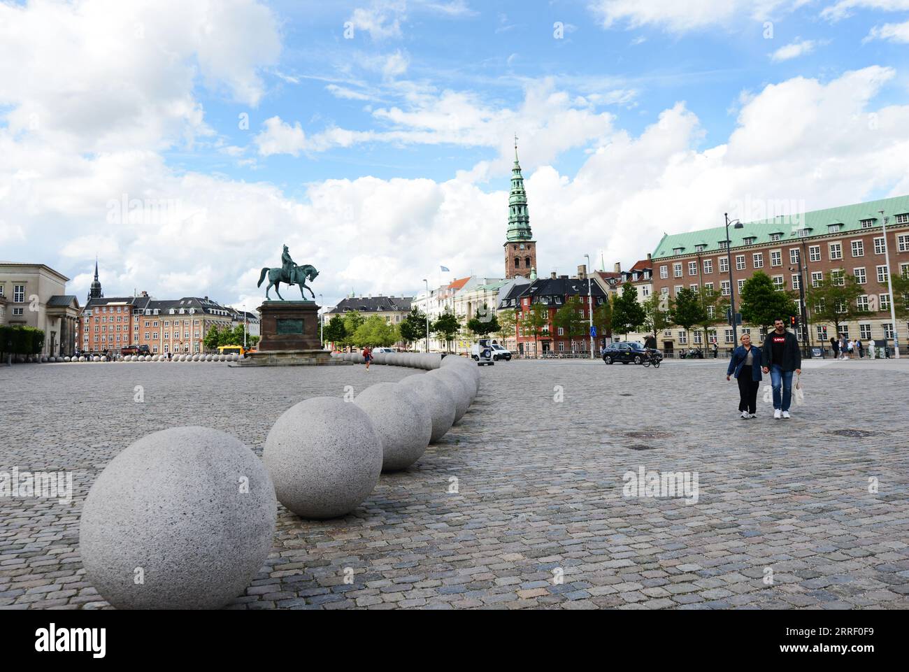 Statue équestre de Frederik VII par le château de Christiansborg à ...