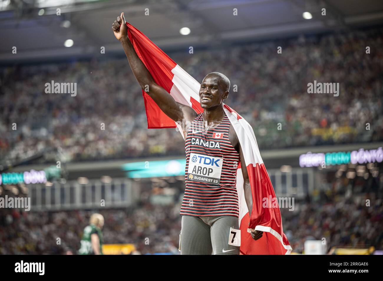 Marco AROP célèbre sa médaille d'or avec le drapeau de son pays au 800 ...