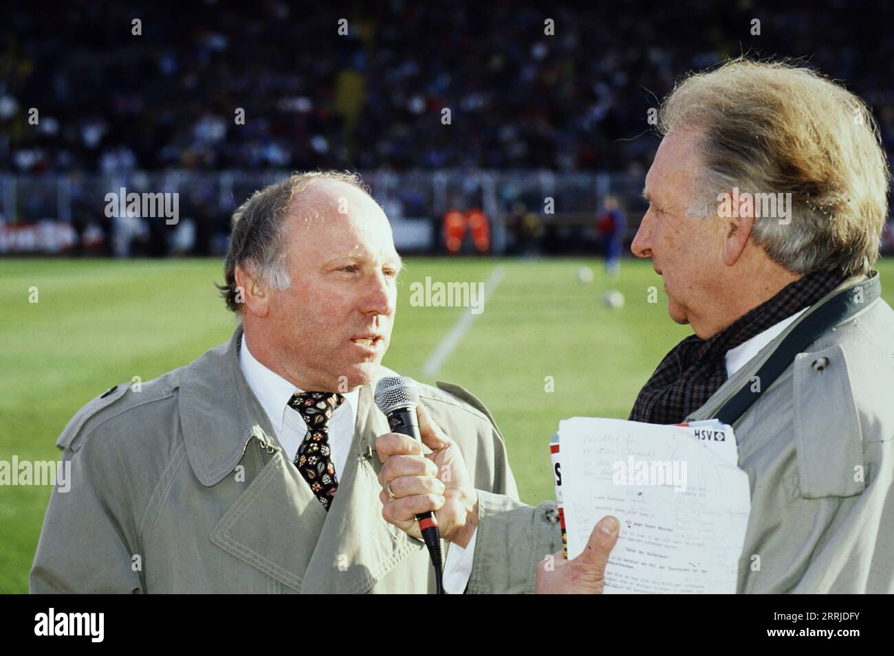 Fussball-Idol Uwe Seeler im HSV Stadion beim Interview mit NDR ...