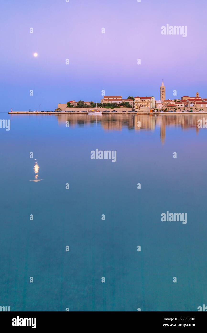 Le port de plaisance de la ville de rab Banque de photographies et d ...