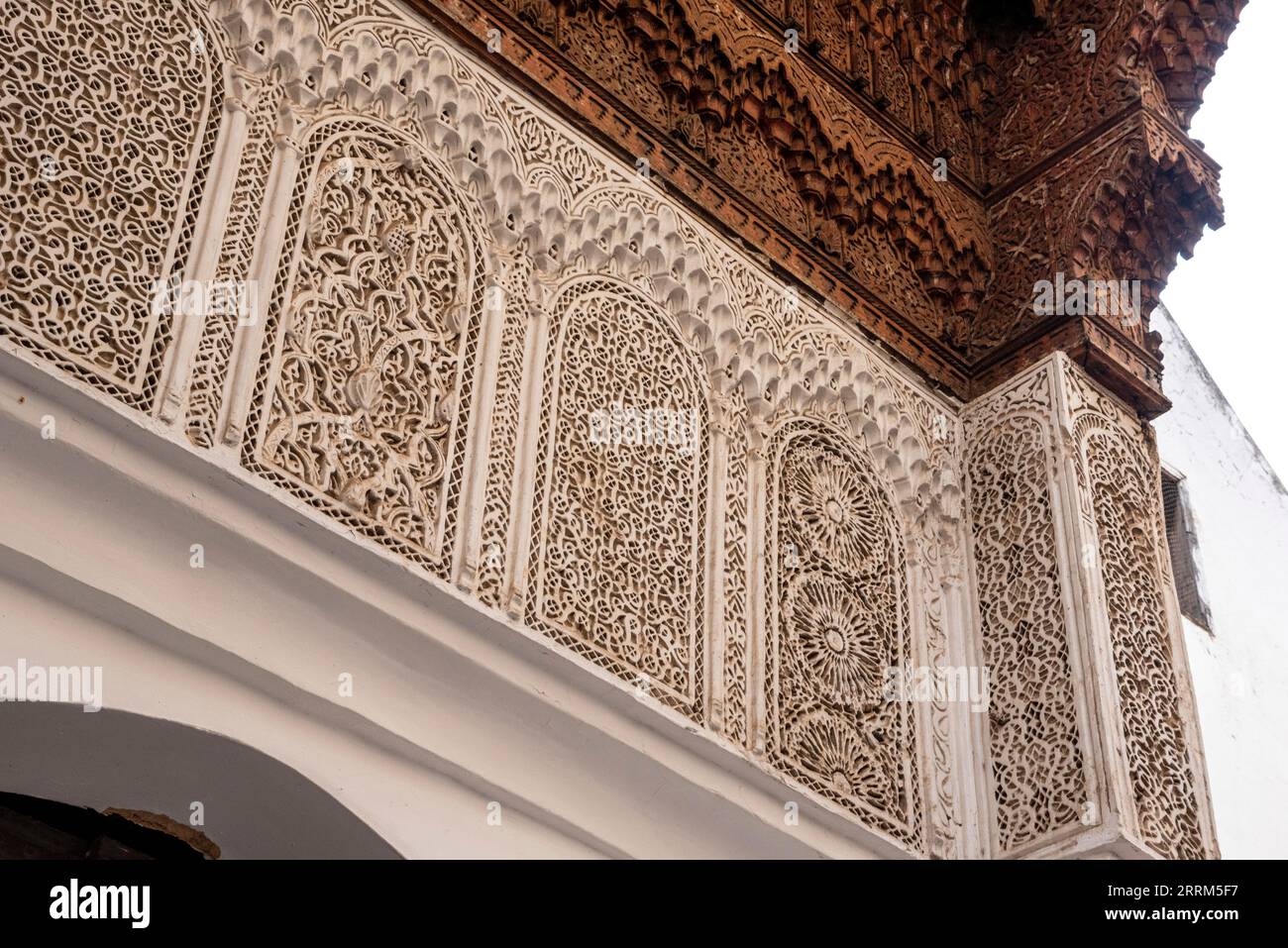 Magnifique relief orné à la façade d'une madrasa à Fès, une école du ...