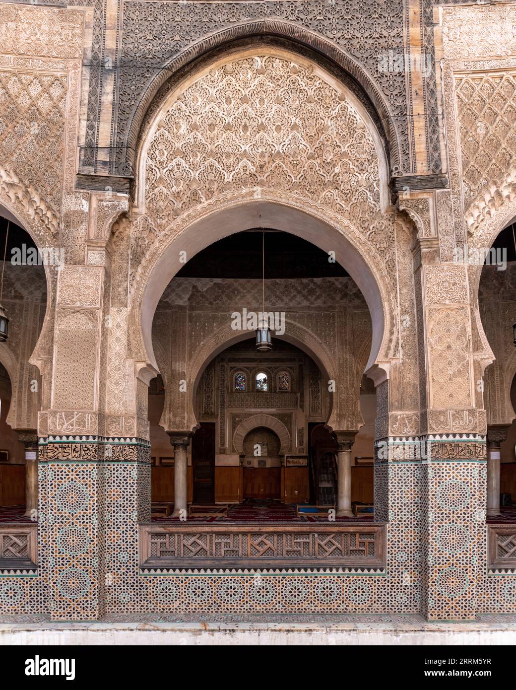 Fès, Maroc, façade orientale traditionnelle à la cour de la madrasa Bou ...