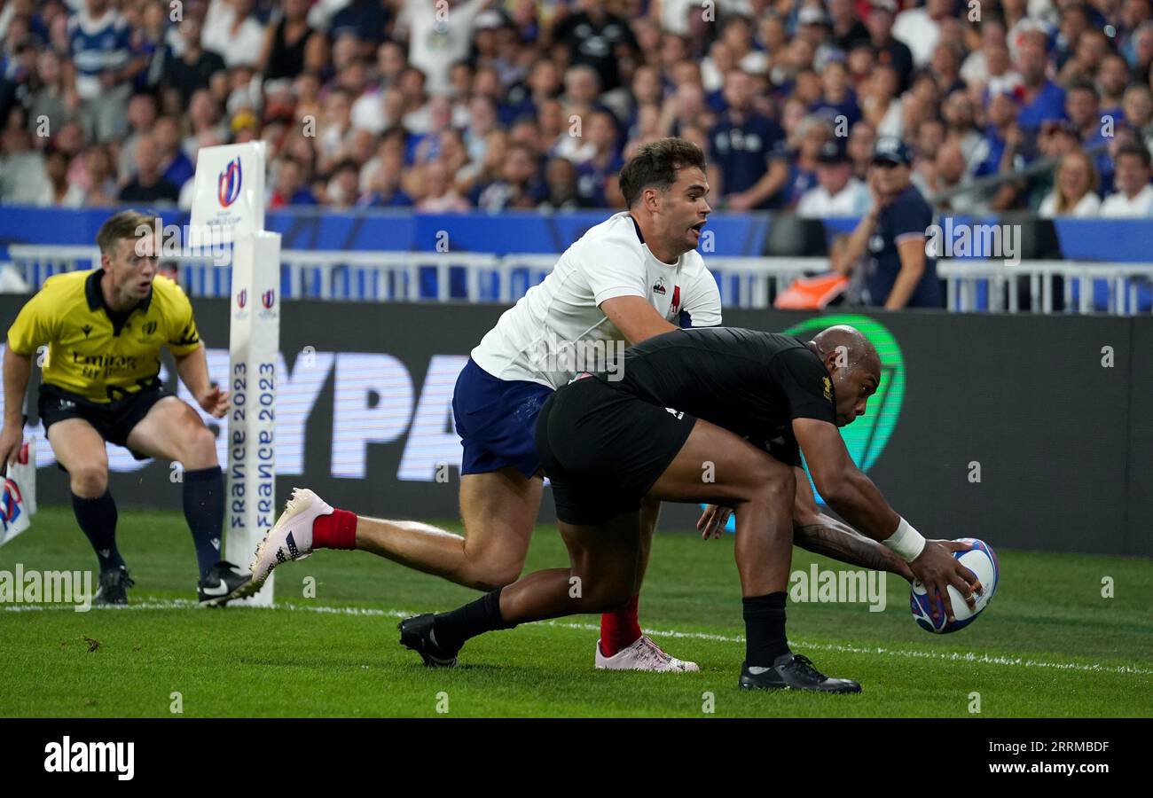 Mark Telea, néo-zélandais, marque le premier essai de son équipe lors ...