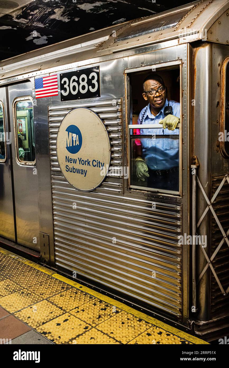 New york city subway conductor Banque de photographies et d’images à ...