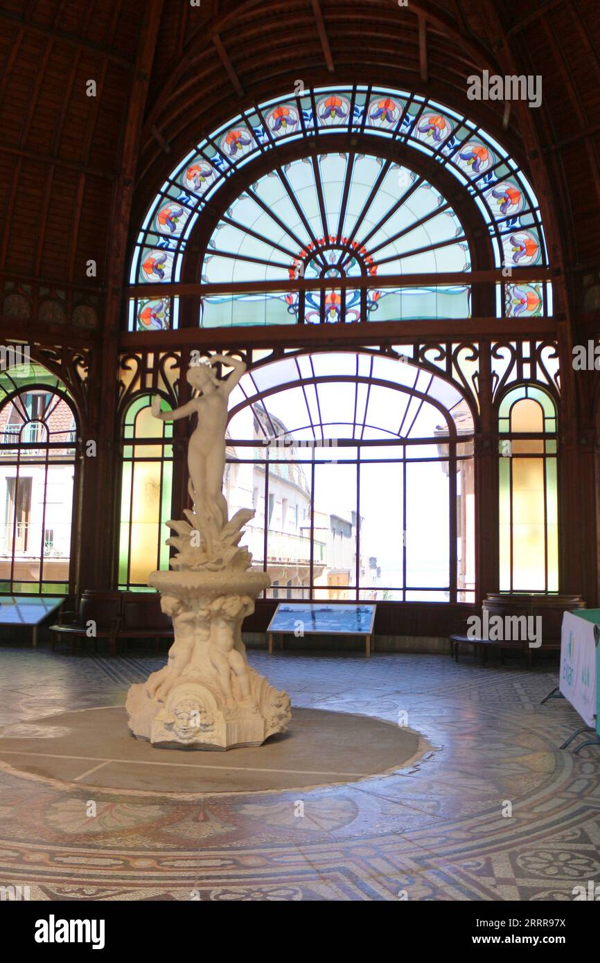 Evian source Banque de photographies et d’images à haute résolution - Alamy