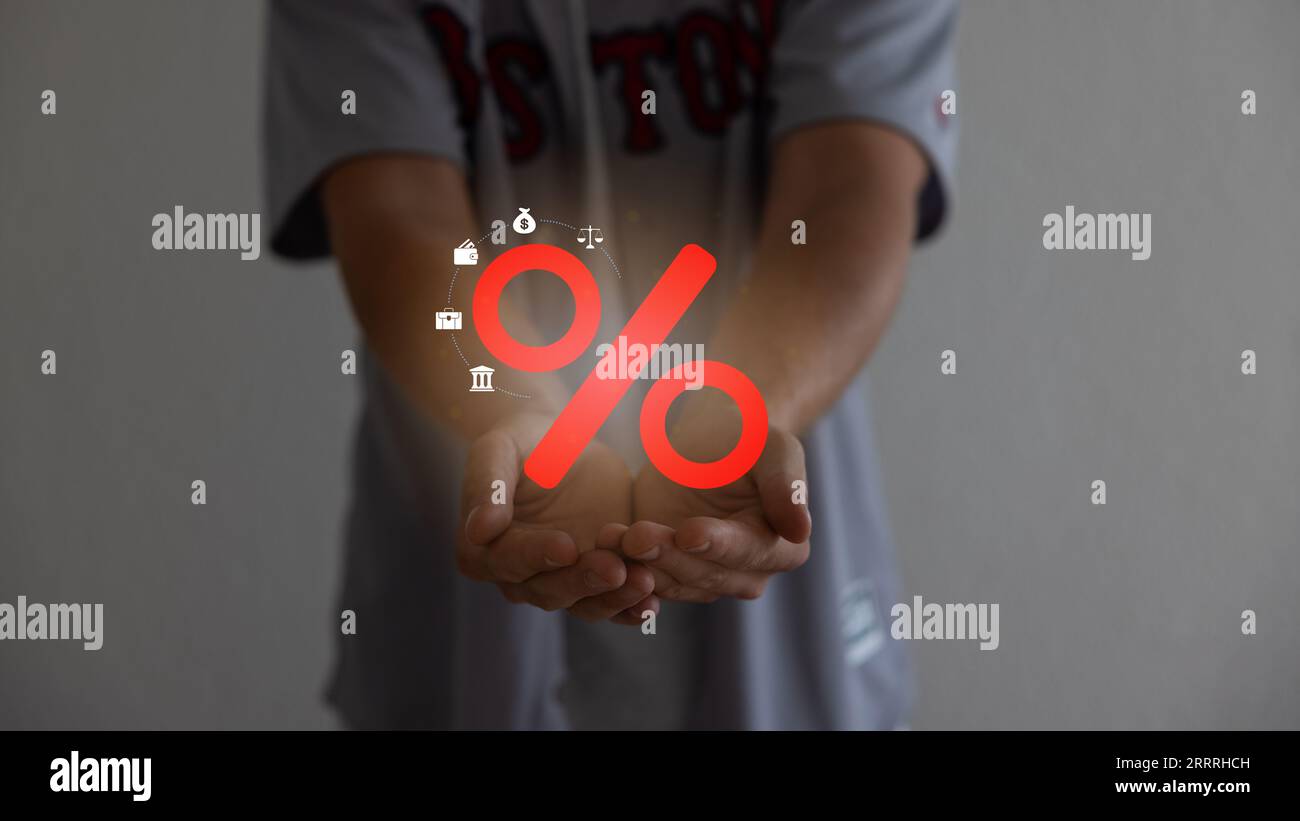 Concept financier. Hausses de taux d'intérêt affectant le prêt hypothécaire des acheteurs de ...