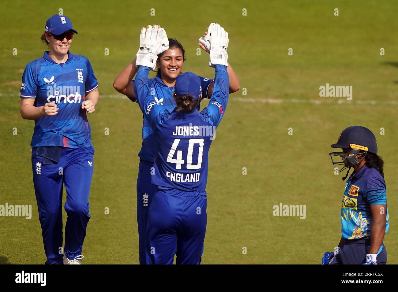 L'anglaise Mahika Gaur célèbre avec ses coéquipiers après avoir pris le ...