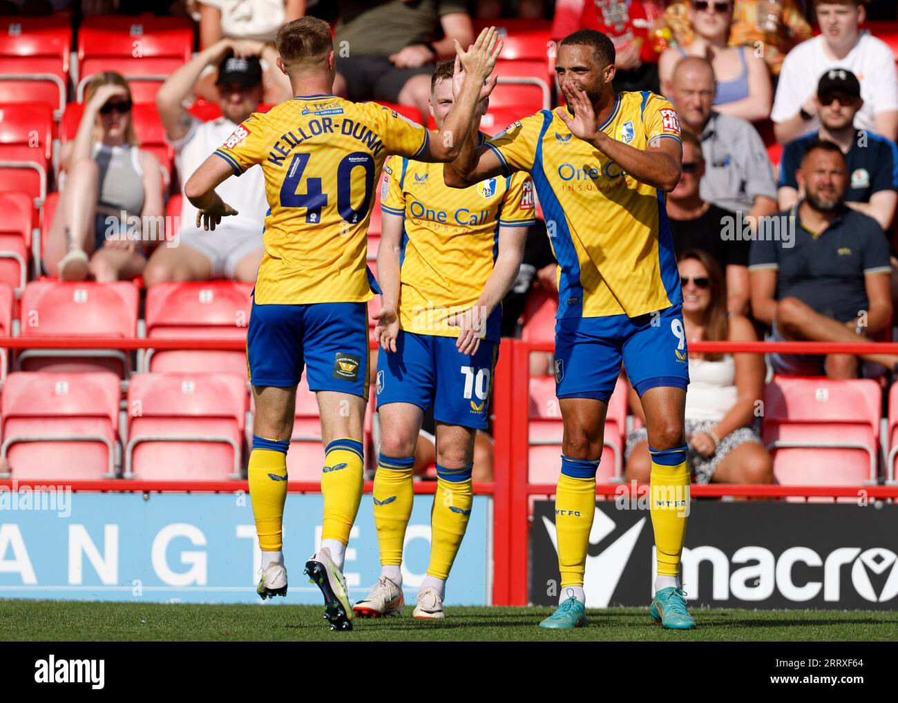 Jordan Bowery et Davis Keillor-Dunn de Mansfield Town célèbrent leur ...