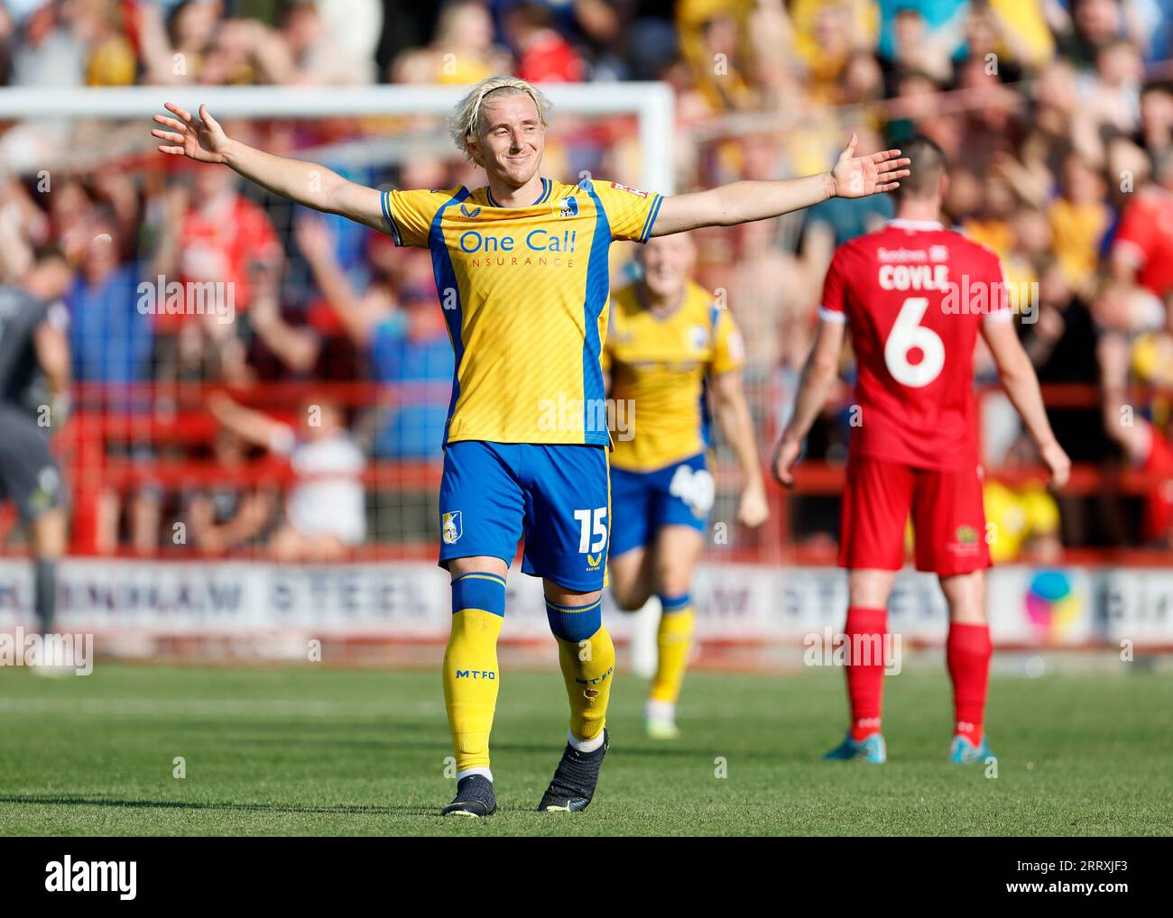 Aaron Lewis de Mansfield Town célèbre avoir marqué le troisième but de ...
