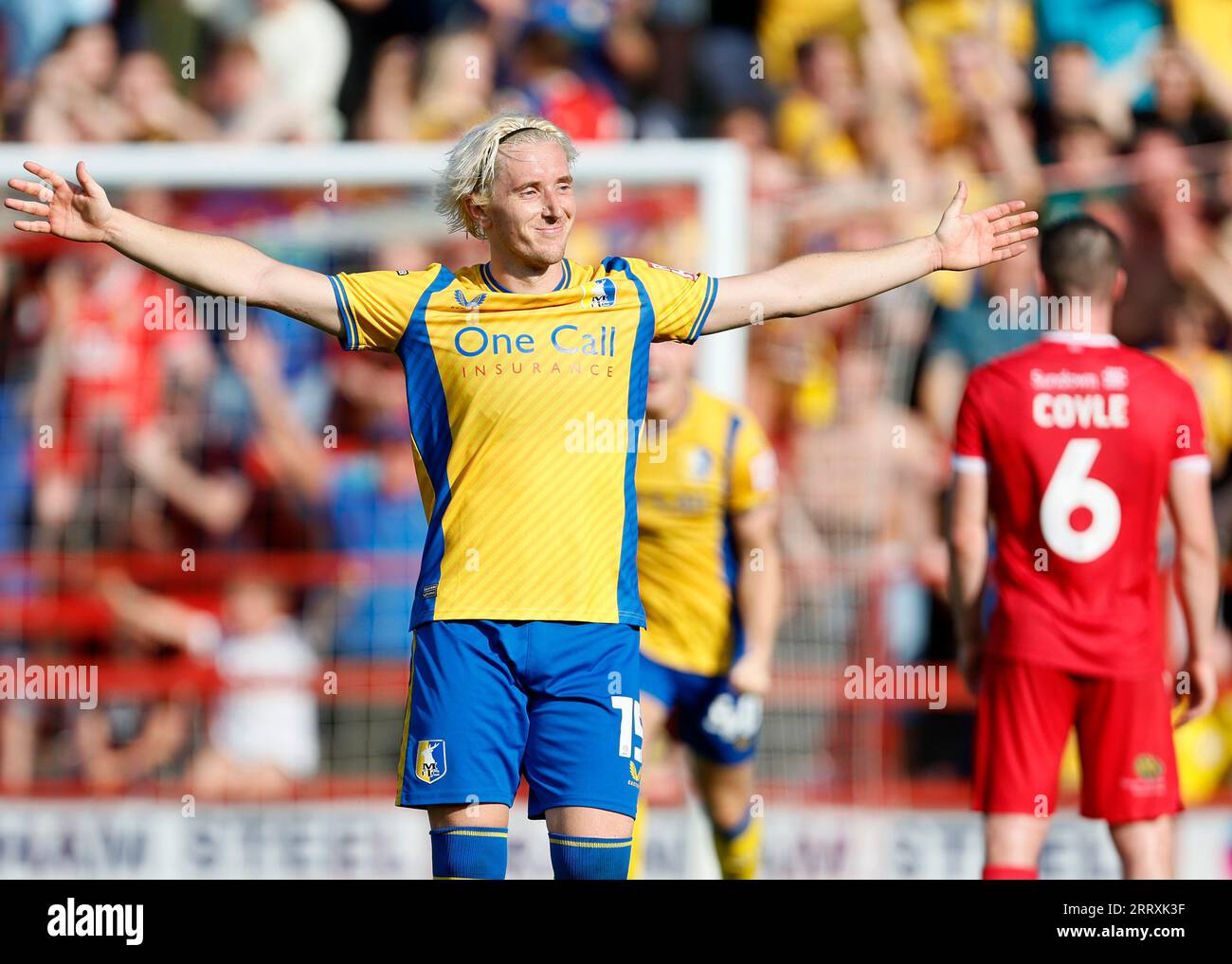Aaron Lewis de Mansfield Town célèbre avoir marqué le troisième but de ...