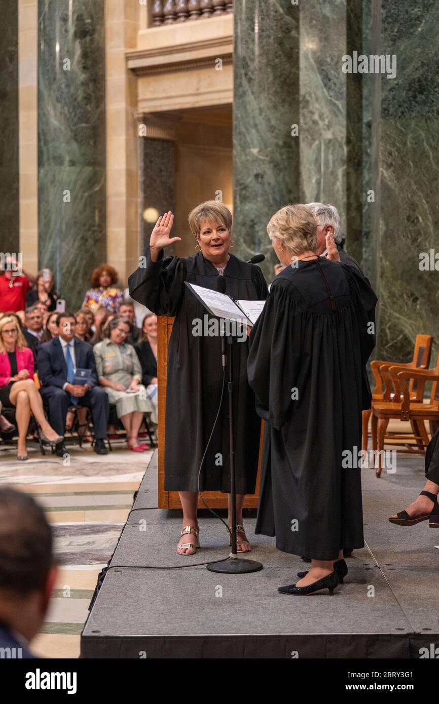 Janet Protasiewicz, 60 ans, jurant en cérémonie pour son poste de juge ...