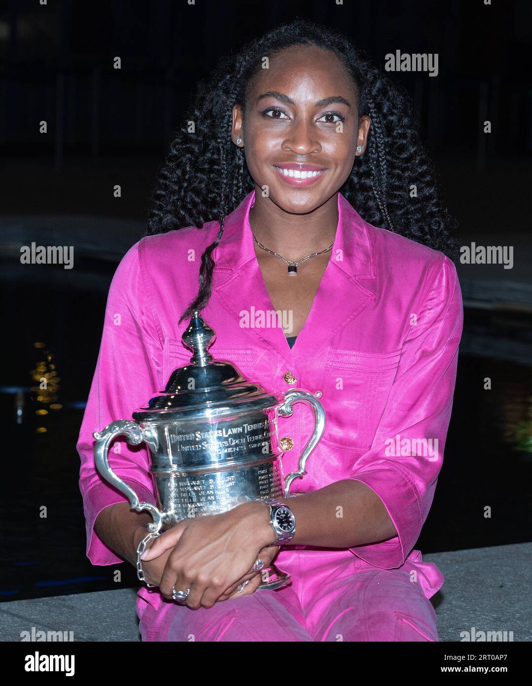 Tennis player with trophy Banque de photographies et d’images à haute ...
