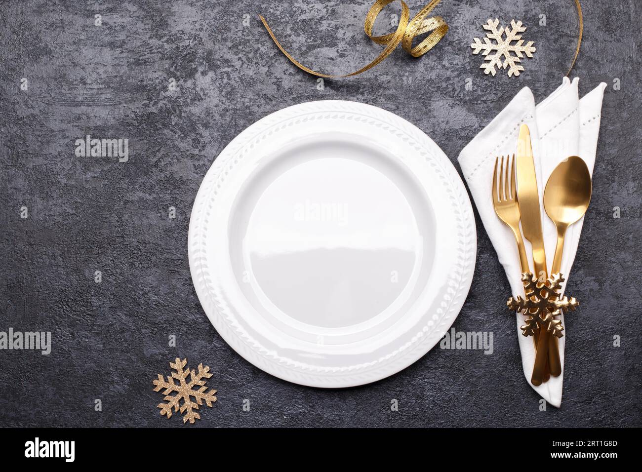 Table de Noël ou du nouvel an avec couverts dorés sur table en pierre ...