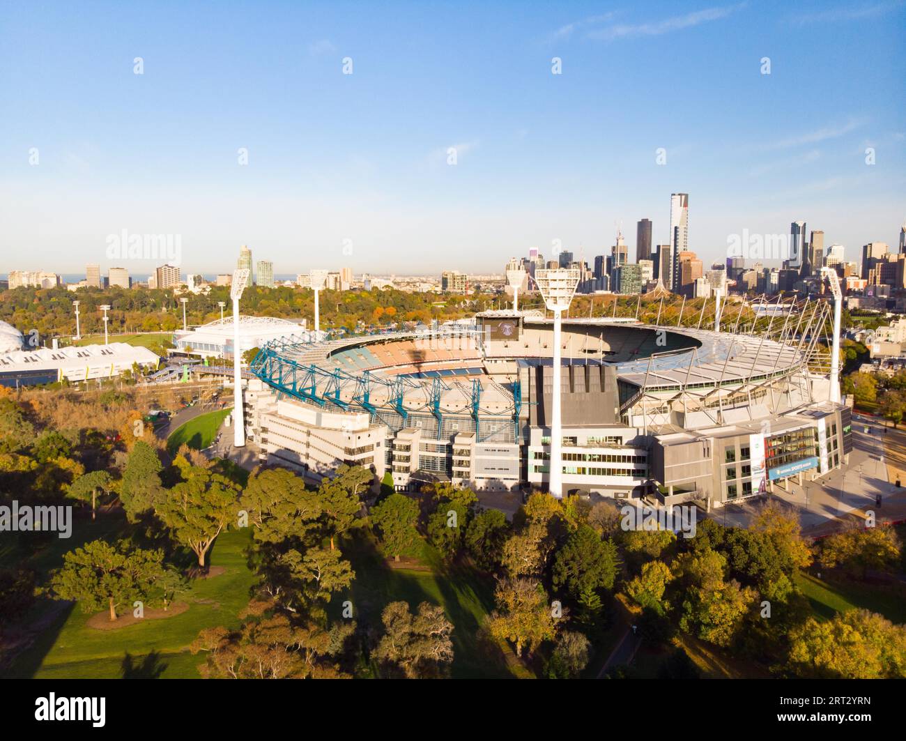 La célèbre Skyline de Melbourne avec le stade Melbourne Cricket Ground ...